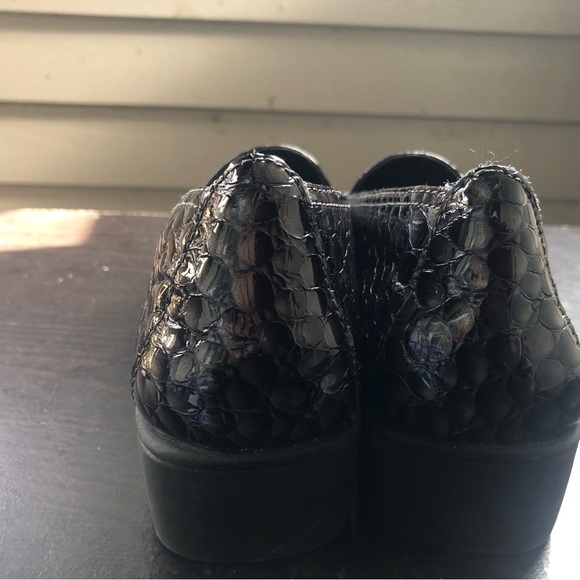 Studio Flexx | Shoes | Flexx Studio Womens Black Silver Croc Printed ...